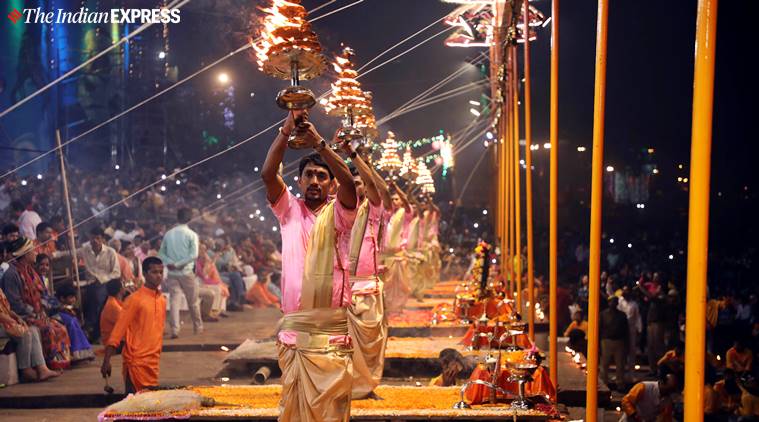 Dev Deepawali 2019: Devotees light earthen lamps in Varanasi | India ...
