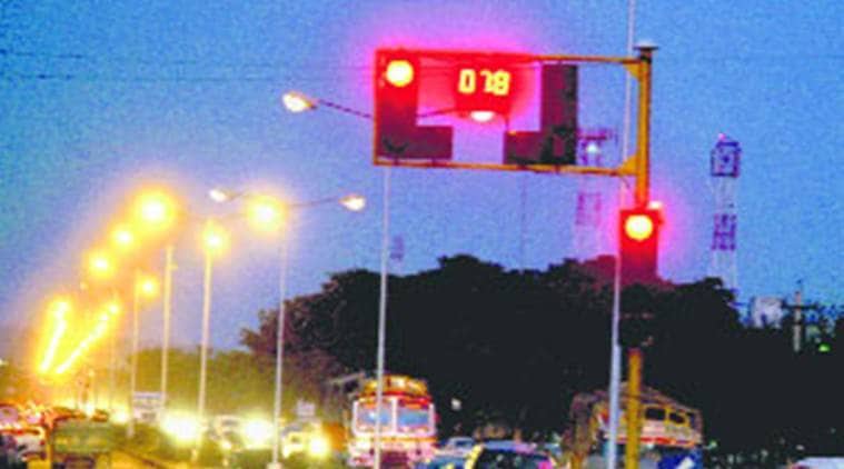 Pune: Activists demand strict action against violation of red signal ...