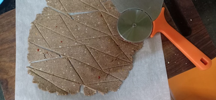 Spicy Baked Millet Crackers: A quick and healthy recipe for your loved ...