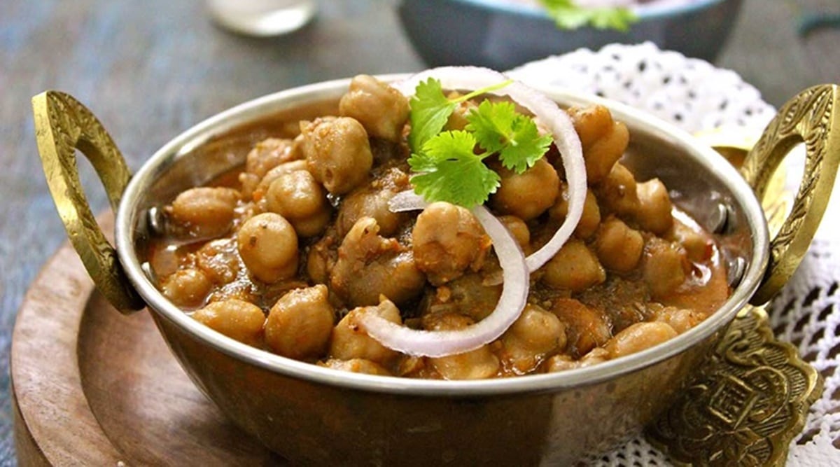 End your day on a scrumptious note with chole and baked bhature | Food ...