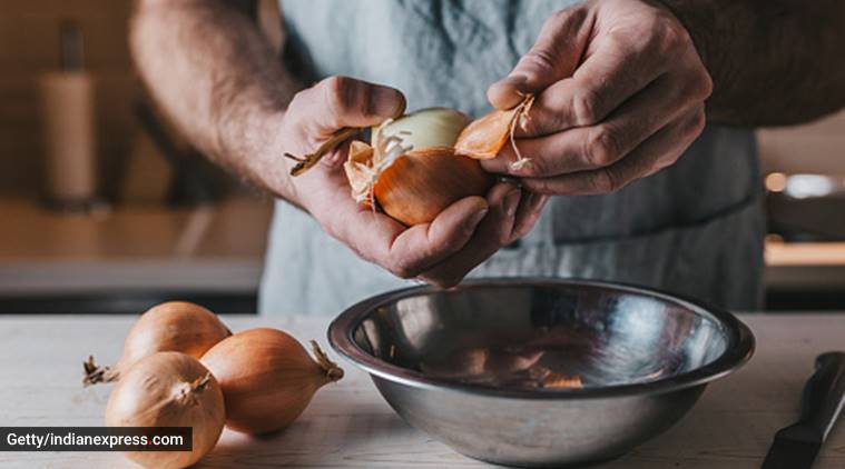 Did you know this simple trick to peel onion? | Food-wine News - The ...