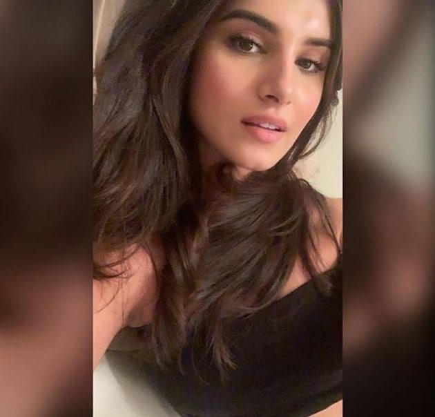 Here are 10 easy steps to get Tara Sutaria's glam makeup look