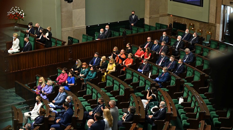 At President’s swearing-in, Polish MPs turn up in coordinated outfits ...