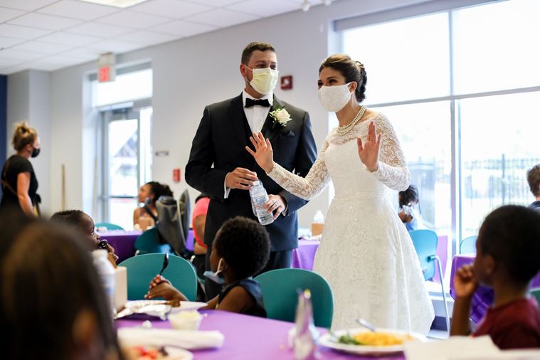 Covid wedding: Ohio couple serve reception lunch at local shelter, win ...