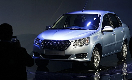 Renault-Nissan’s Carlos Ghosn unveils new Datsun on-DO car in Moscow ...