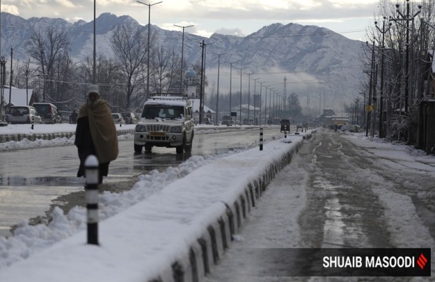 Jammu and Kashmir turns white with season’s first snowfall | India News ...