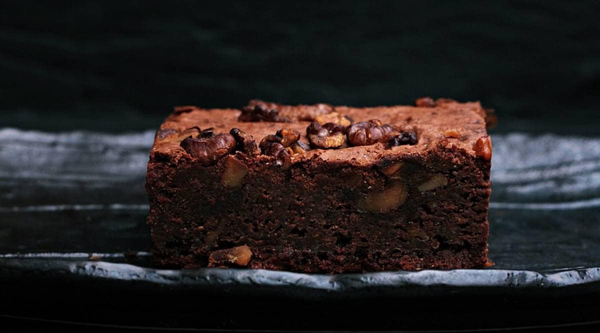 Make this chocolate walnut brownie in just one minute; recipe inside ...