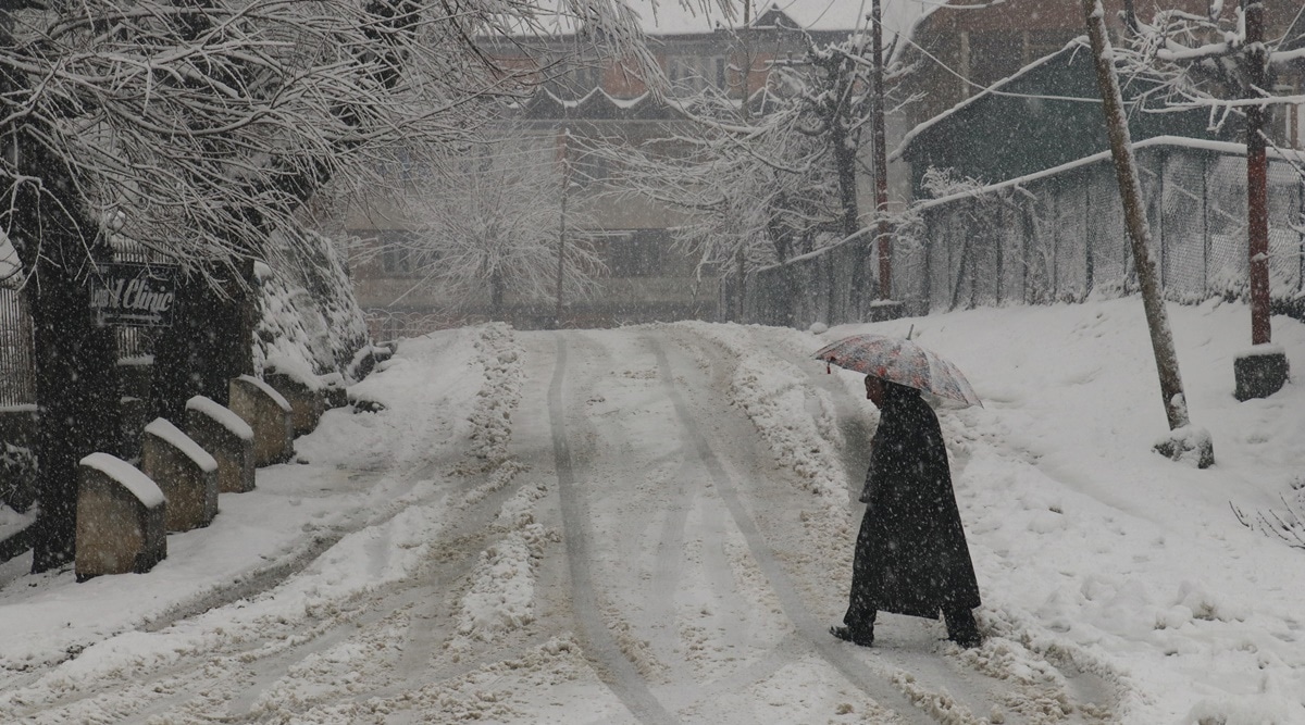 Heavy snowfall in Kashmir valley brings back cold wave conditions ...