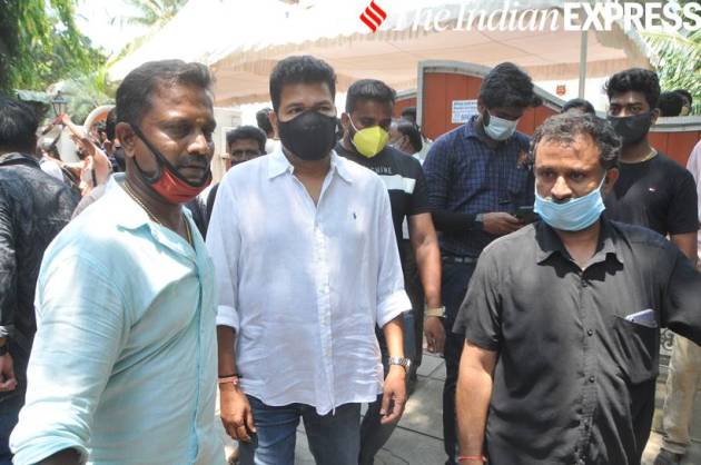 Vikram, Trisha, Arjun, Vairamuthu pay last respects to late actor Vivek ...