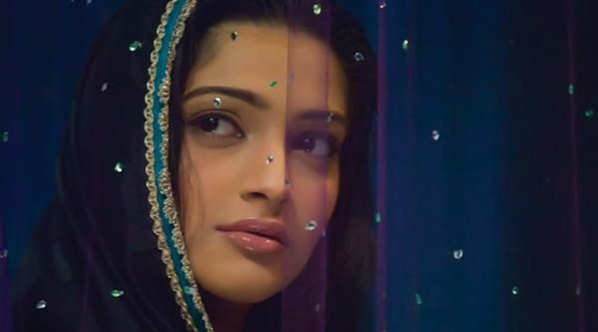 Sonam Kapoor blocks troll who asks if she took money for her Eid post ...