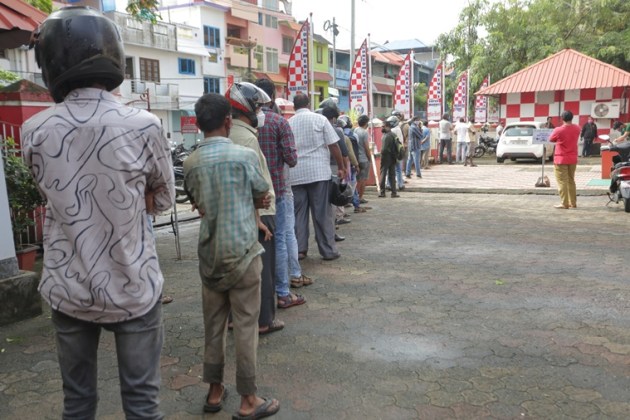 Long queues outside Kerala liquor shops after easing of Covid restrictions
