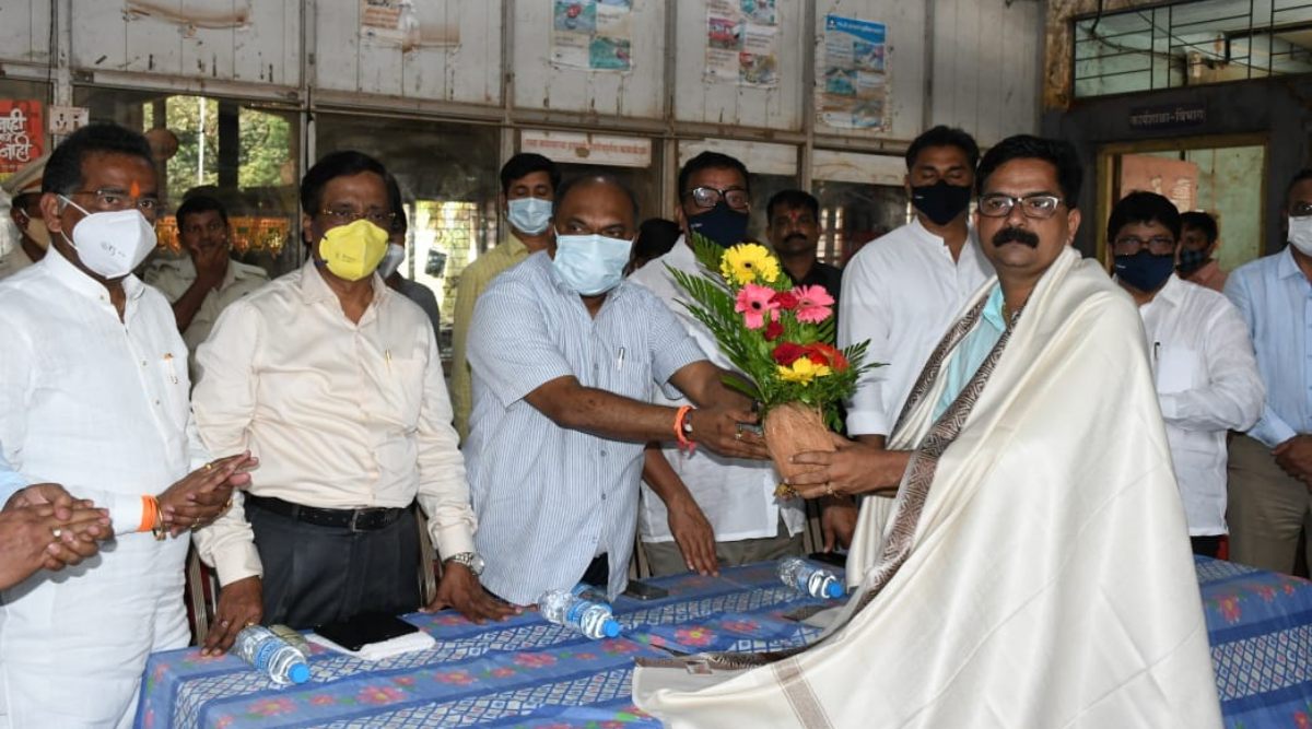 Maharashtra felicitates Chiplun depot manager who saved Rs 9 lakh in ...