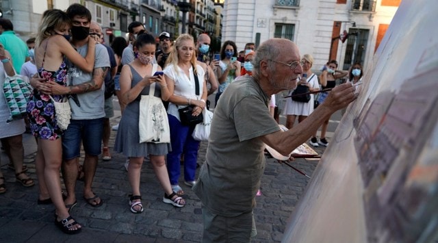 Art lovers flock to see master Antonio Lopez paint on Madrid square ...