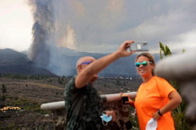 Volcano erupts on Spain’s Canary Island, thousands flee | World News ...