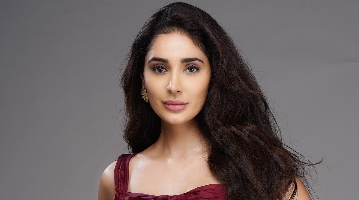 Actress Alankrita Sahai Held Hostage Robbed Of Rs 6 5 Lakh At Rented