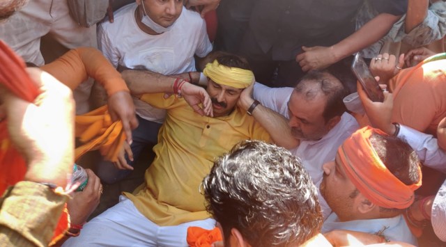 BJP MP Manoj Tiwari injured in protest against Delhi's ban on Chhath ...