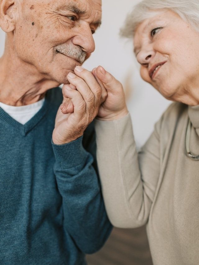 How to effectively communicate with an elderly person with Alzheimer’s ...