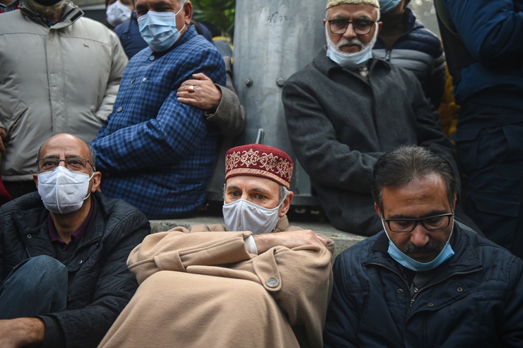 Hyderpora encounter: Omar Abdullah stages sit-in, LG orders magisterial ...