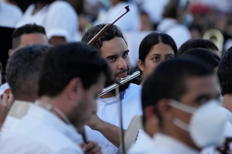 Venezuelan musicians pursue world’s largest orchestra record | Art-and ...