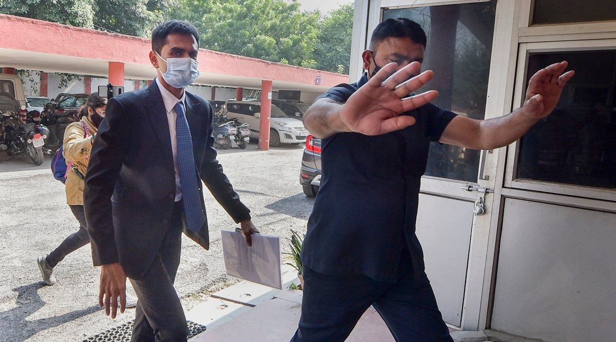 Right-wing outfit SSPYH felicitates Sameer Wankhede outside NCP office ...