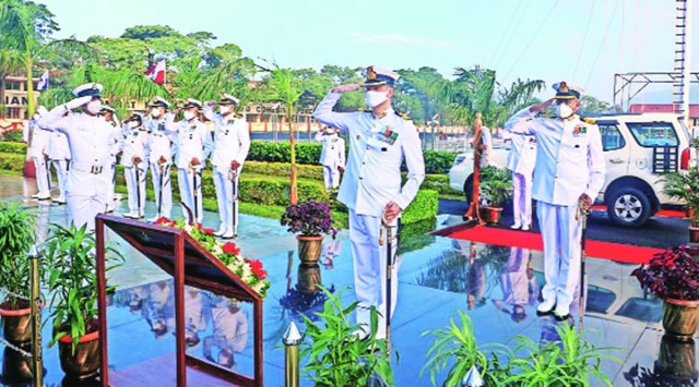 Homage paid to ’71 martyrs on Navy Day | Pune news