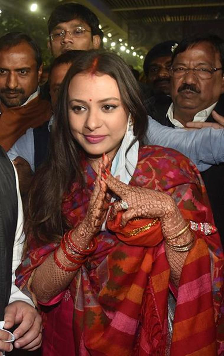 Tejashwi reaches Patna with wife, lifts the veil on her name ...