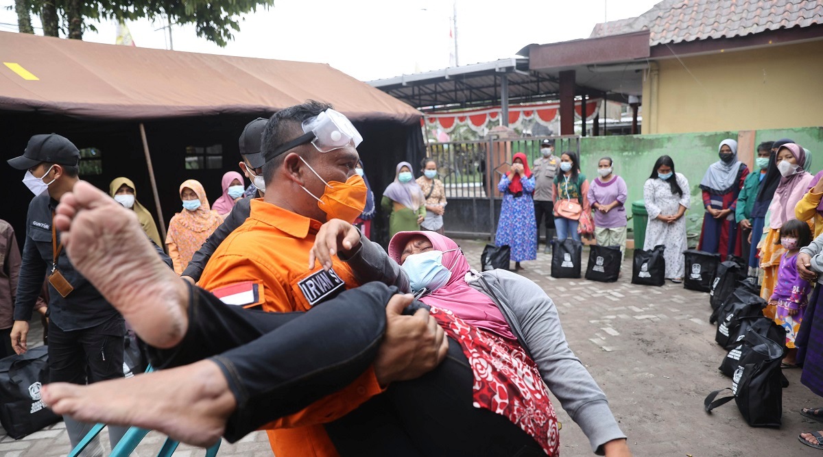 Smoldering debris, mud hinder Indonesia volcano rescue | World News ...
