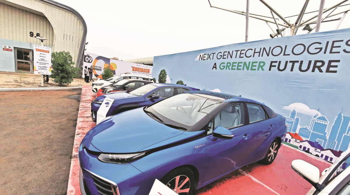 Gujarat CM tries out hydrogen-fuelled car at Gandhinagar exhibition ...