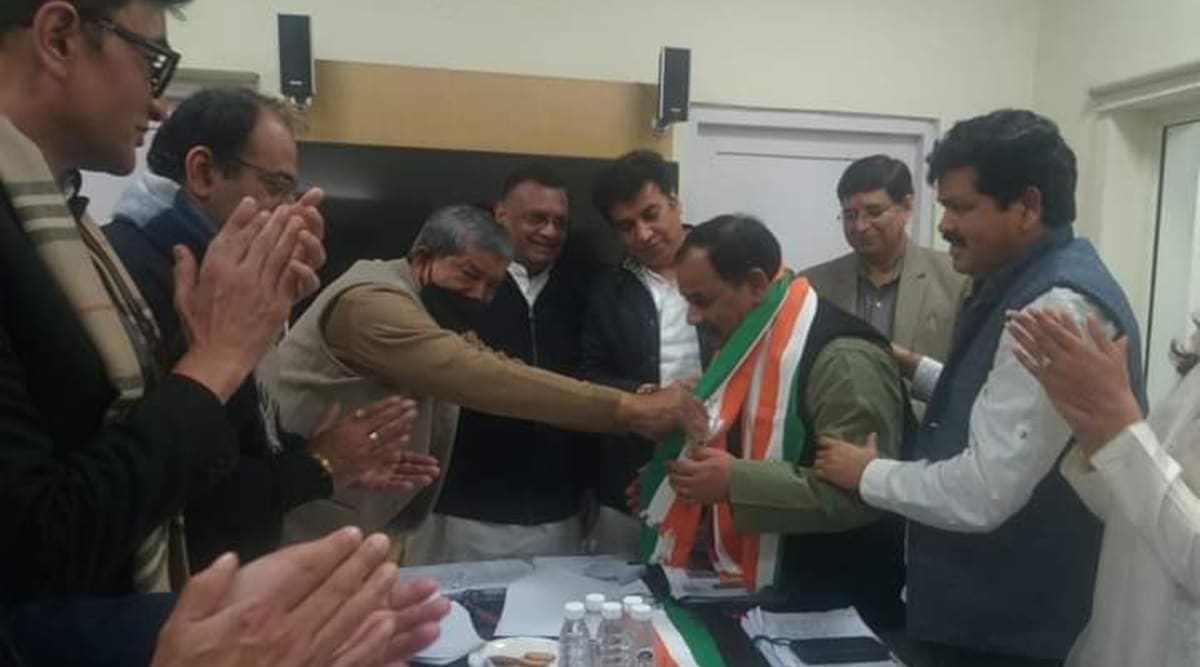 Six years after felling Congress govt, Harak Singh returns, kin in tow ...