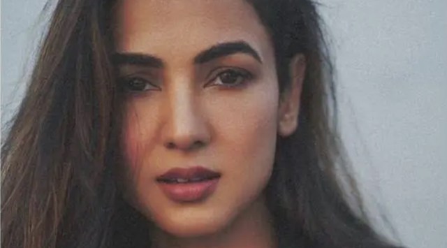 Sonal Chauhan does Purvottanasana to improve core strength, tone the ...