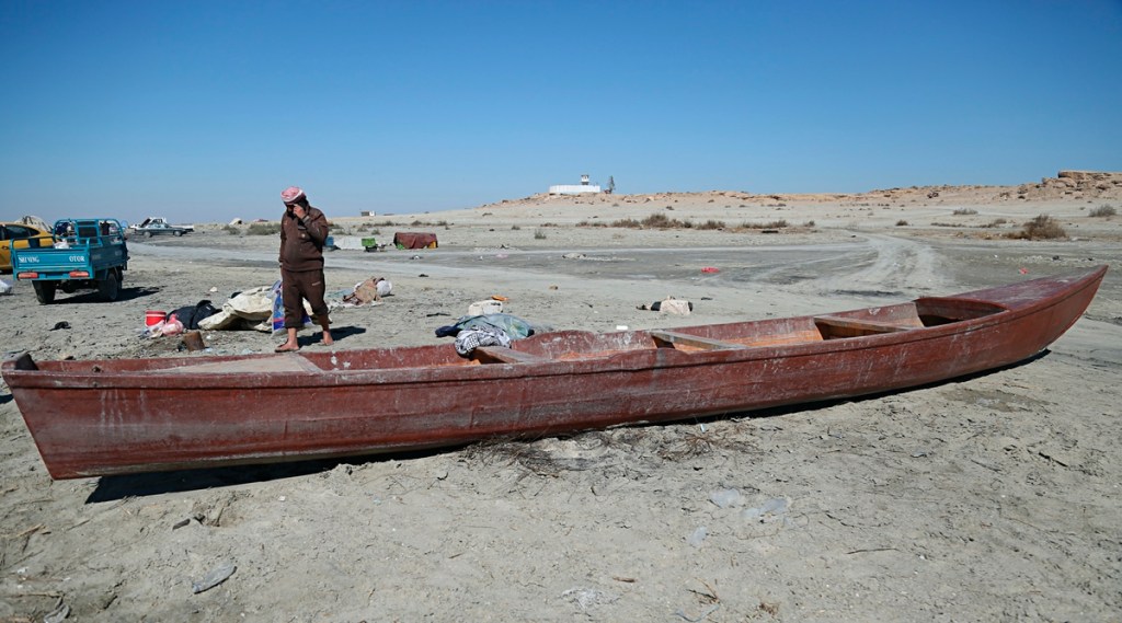 Iraq’s second largest lake drying up, turning up dead fish | World News ...