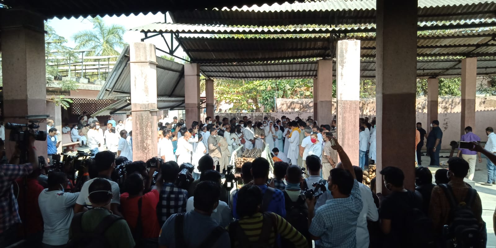 Bappi Lahiri Funeral: Singer cremated in Mumbai; Vidya Balan, Bhushan ...