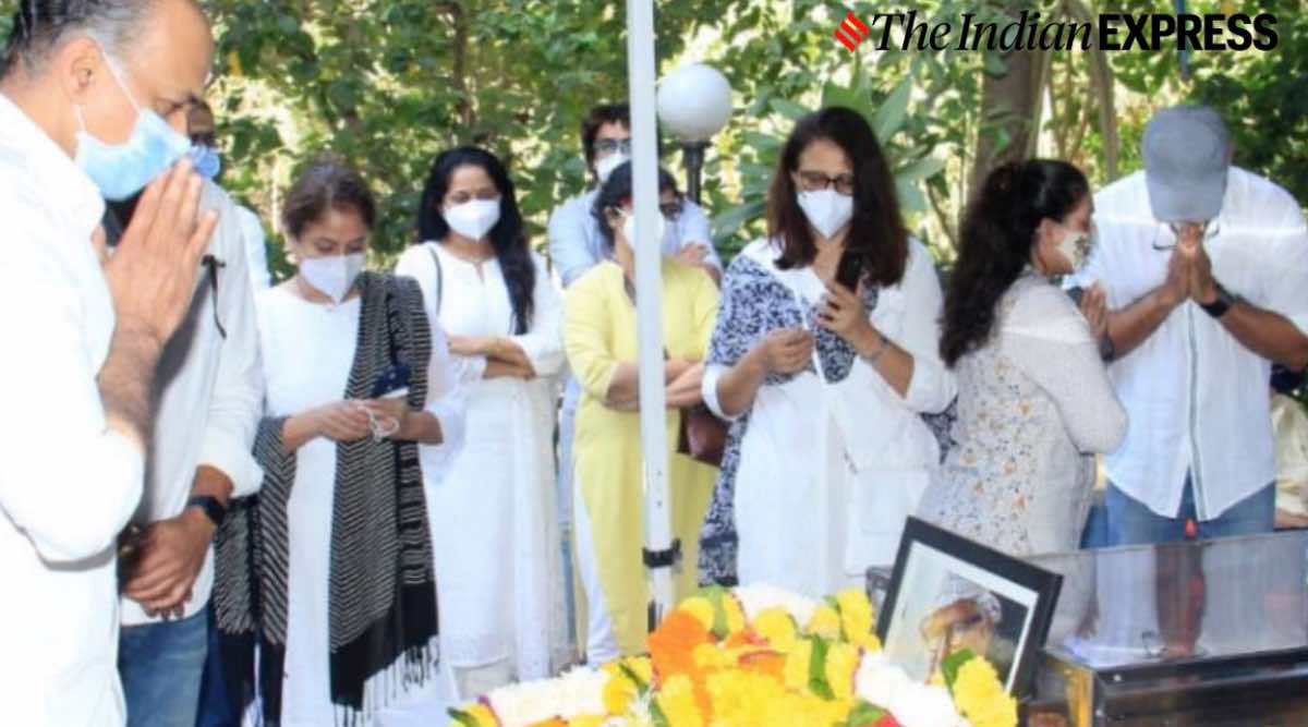Ramesh Deo funeral: Ashutosh Gowariker and others pay their last ...