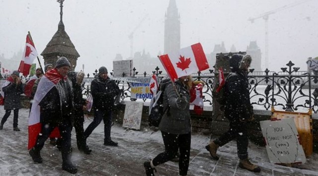 Canada police arrive to remove protesters at US border | World News ...