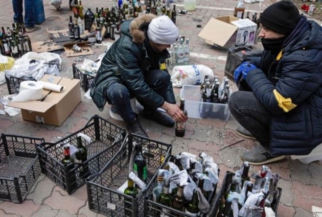 Ukrainians prepare Molotov cocktails to fend off Russia’s invasion ...