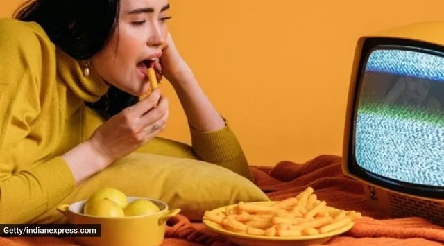 Is it advisable to eat right before bedtime? Experts answer | Health ...