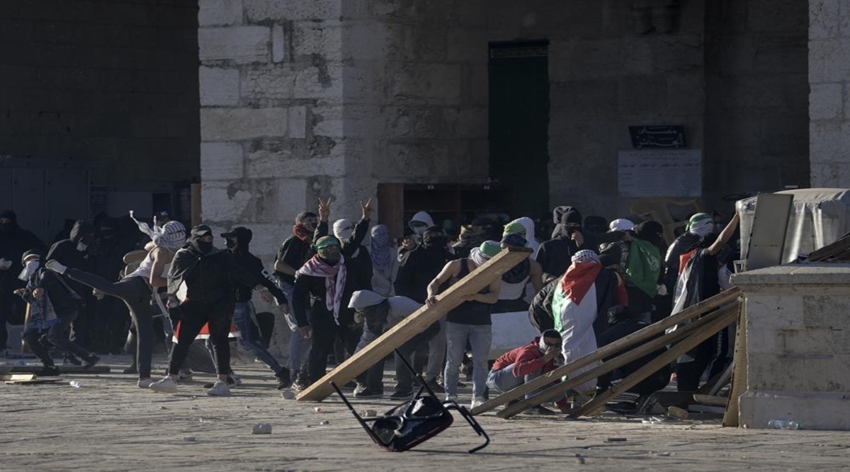 Palestinians clash with Israeli police at Jerusalem holy site, 152 ...