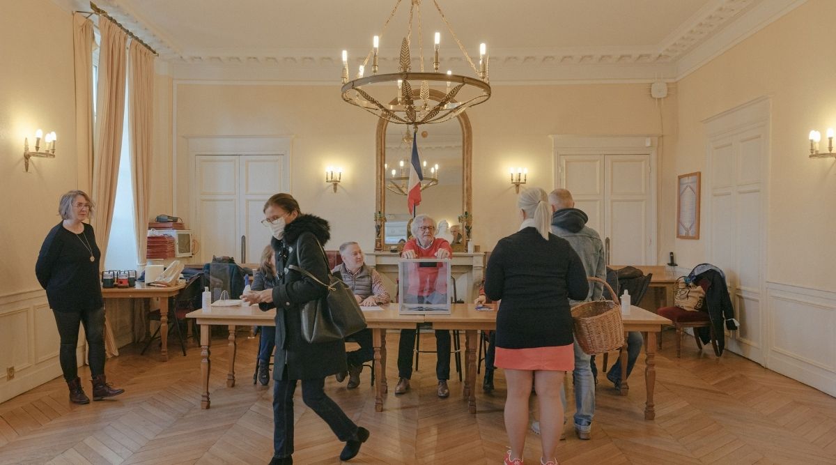 Macron and Le Pen trade jabs and lean left as French race heats up ...