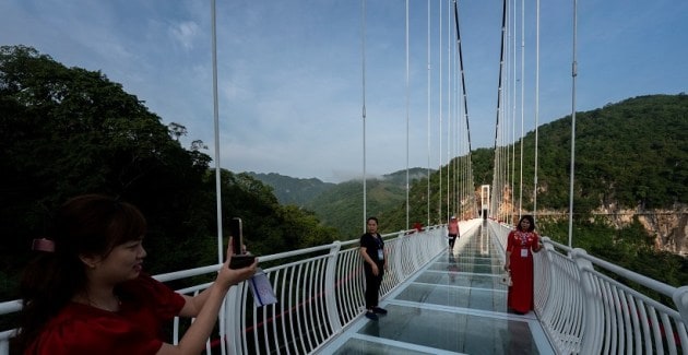 Bach Long pedestrian bridge: World's Longest Glass-Bottomed Bridge ...