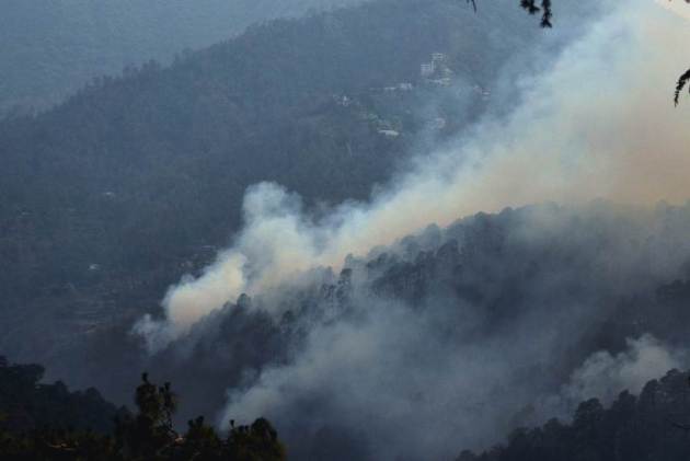 Smoke engulfs Shimla as fire breaks out in Tutikandi forest | India ...