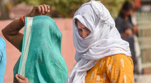 Delhi weather today: Cloudy skies, light rain likely; temperature to ...