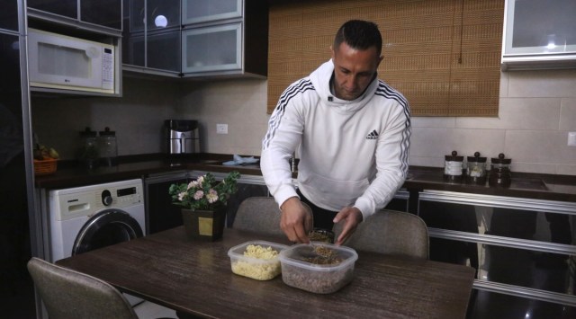 Tanned, buff and ready to pose, Gaza bodybuilders feel weight of ...