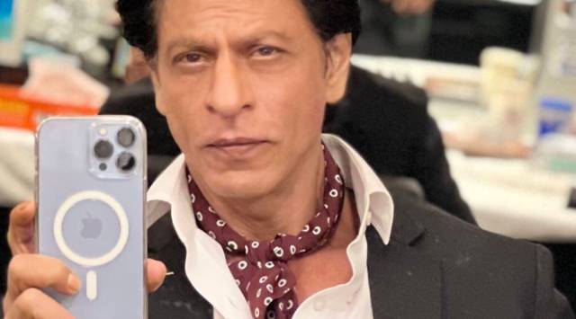 Shah Rukh Khan Celebrates 30 Years In Bollywood With A Selfie Says The