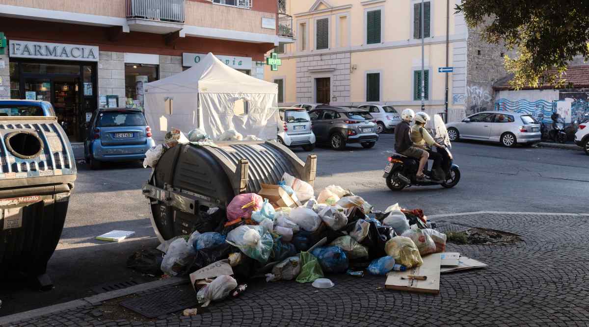 As Rome burns (or at least its garbage), a Mayor dares to dream | World ...