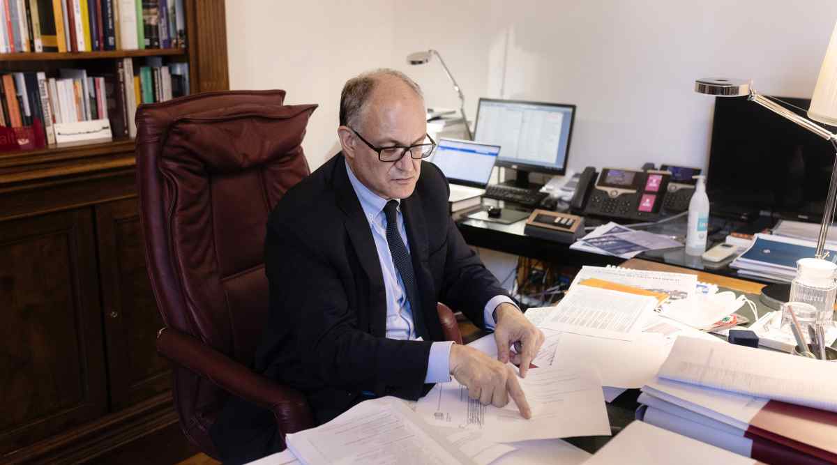 As Rome burns (or at least its garbage), a Mayor dares to dream | World ...