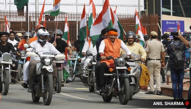 MPs ride down from Red Fort to Vijay Chowk at Tiranga bike rally ...