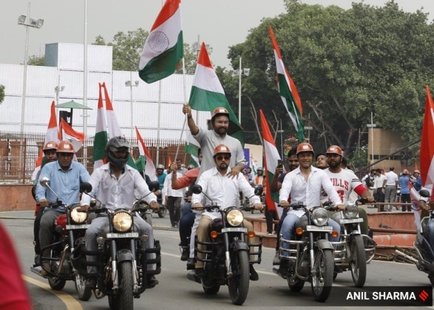 MPs ride down from Red Fort to Vijay Chowk at Tiranga bike rally ...