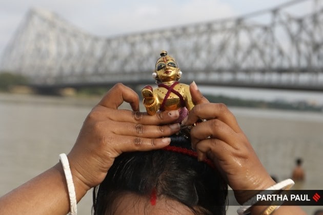 Thousands gather to perform Mahalaya rituals in Kolkata ahead of Durga ...