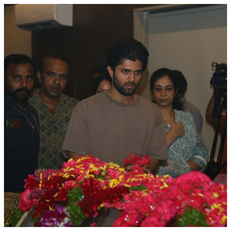 Mahesh Babu performs mother Indira Devi’s last rites. Venkatesh, Vijay ...