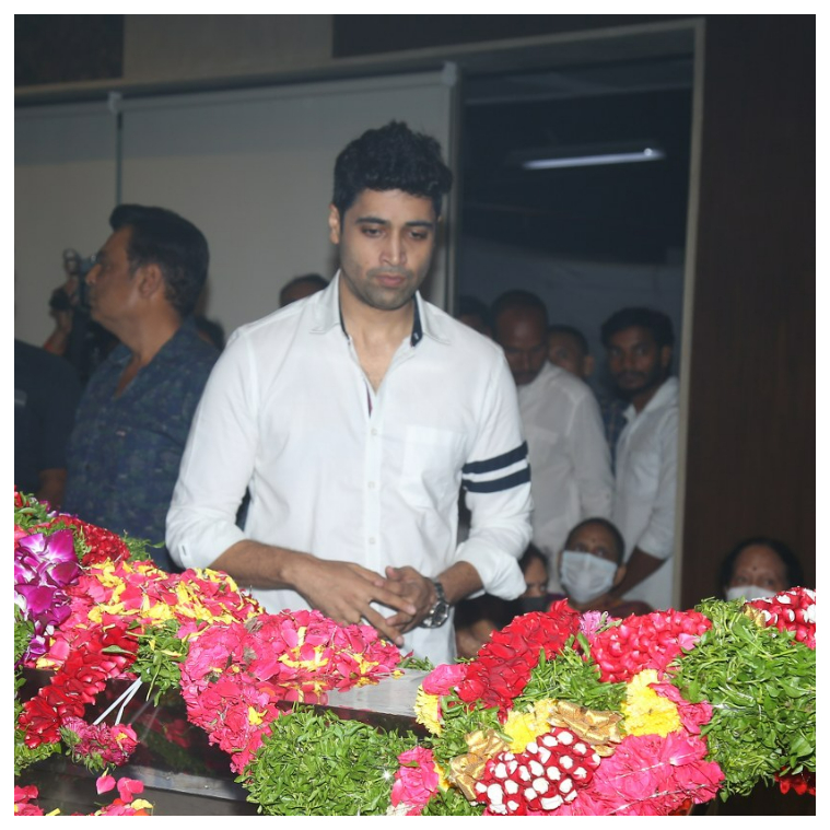 Mahesh Babu performs mother Indira Devi’s last rites. Venkatesh, Vijay ...